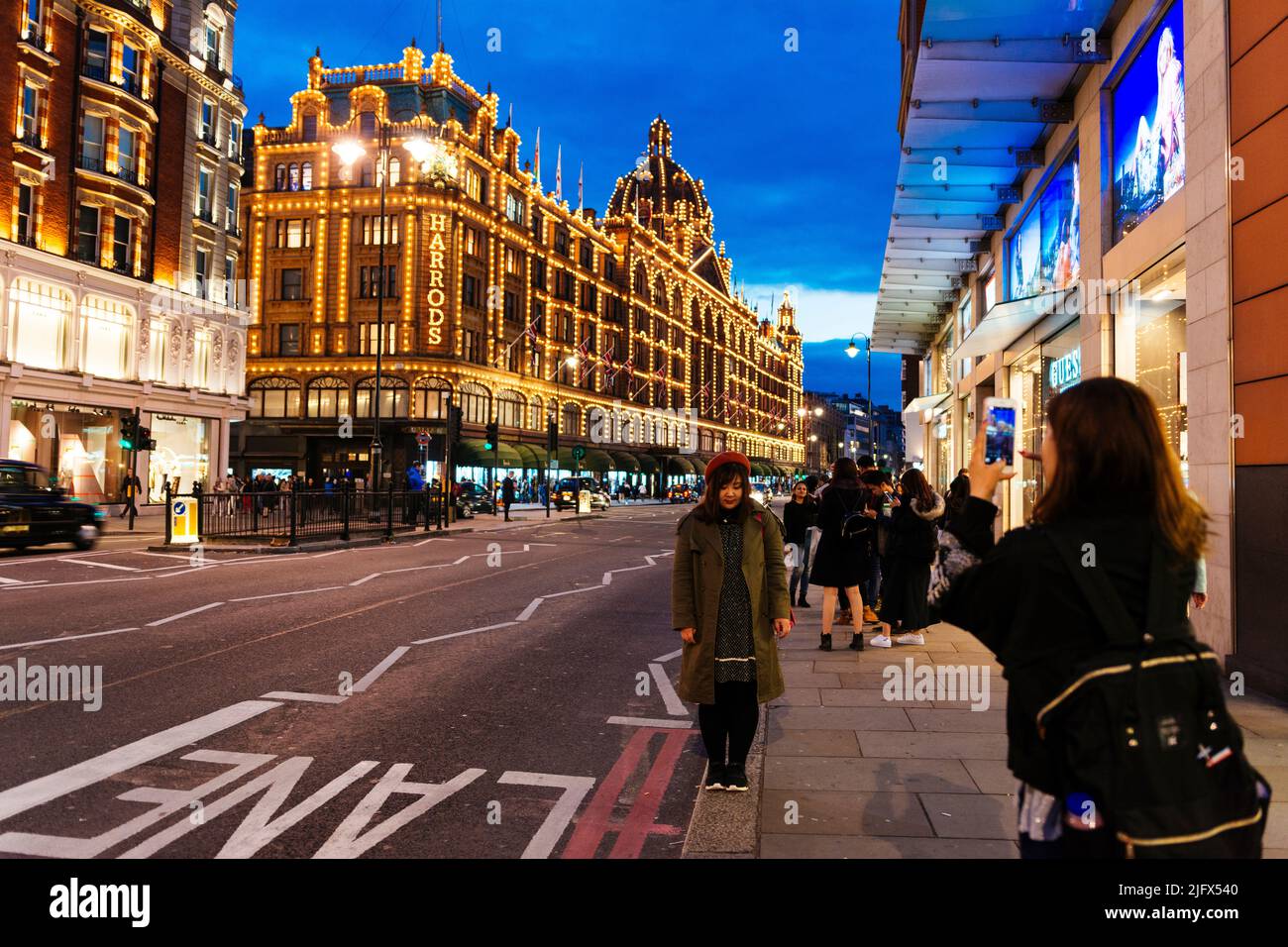 Brompton Road und Harrods. Harrods Limited ist ein Kaufhaus an der ...