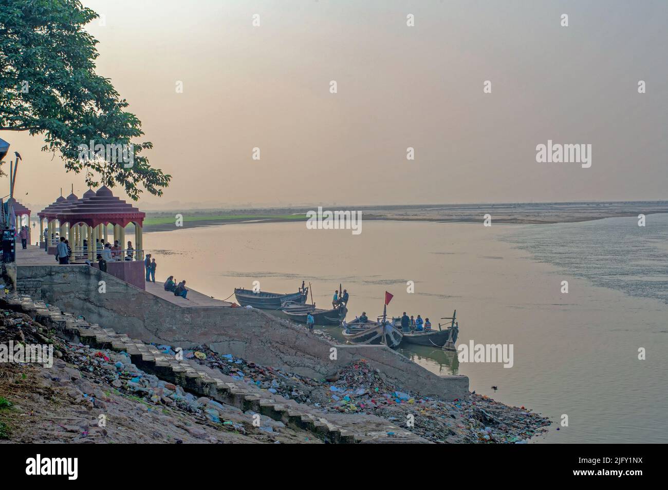 12 18 2014 Fluss Gunga bei Radha Krishna Ghat, der Ganga Ghat an der ...