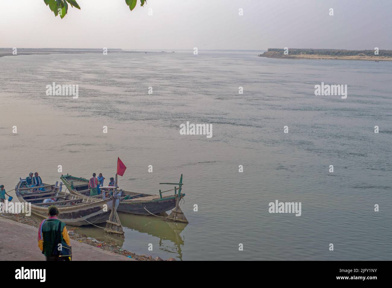 12 18 2014 Fluss Gunga bei Radha Krishna Ghat, der Ganga Ghat an der ...