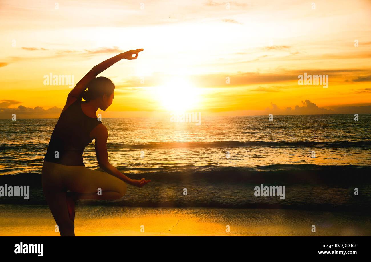 Bikini yoga -Fotos und -Bildmaterial in hoher Auflösung – Alamy