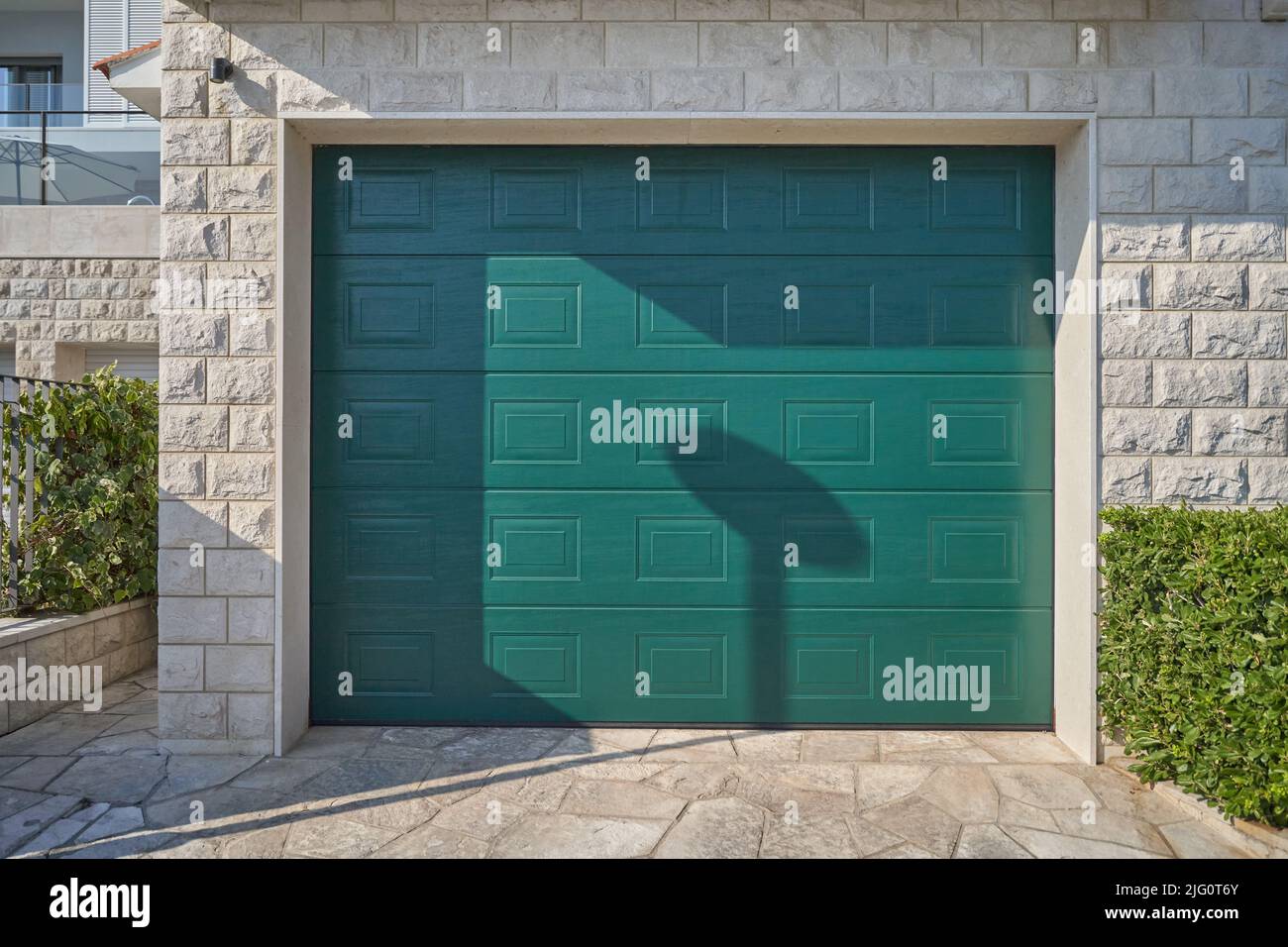 Graue garage -Fotos und -Bildmaterial in hoher Auflösung – Alamy