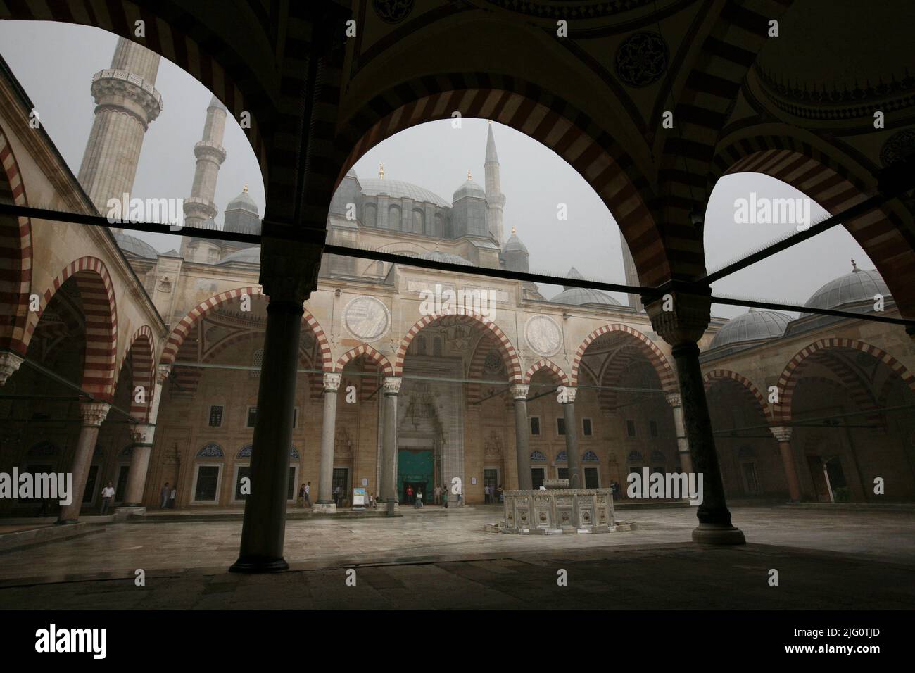 Innenhof der Selimiye Moschee (Selimiye Camii) in Edirne, Türkei. Die ...