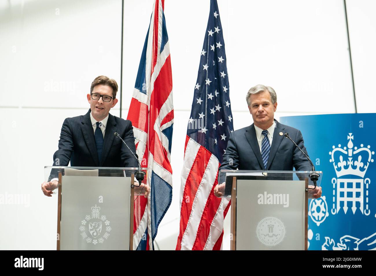 MI5 Generaldirektor Ken McCallum (links) und FBI-Direktor Christopher ...