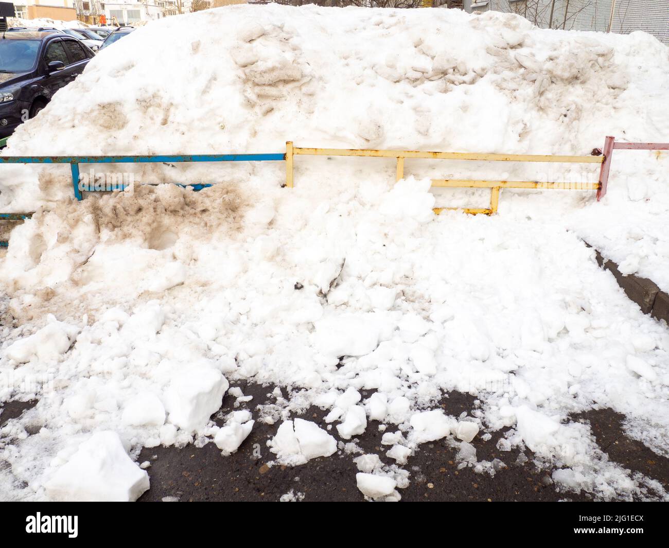Straßenfoto. Große Schneeverwehungen in der Stadt. Der Weg nach dem ...