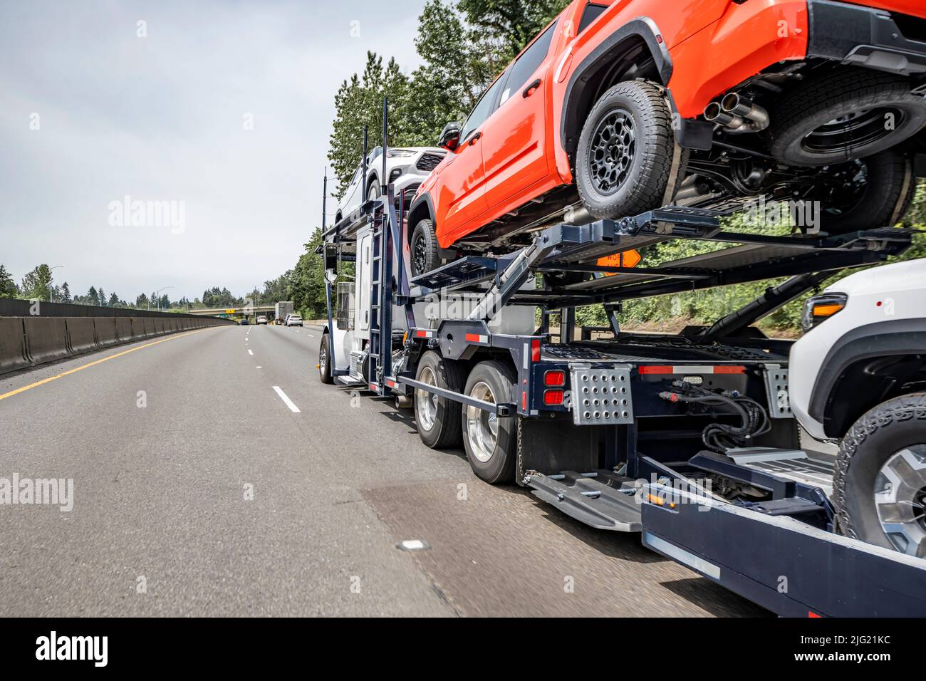 Weiße Motorhaube Industrieklasse große Rig Auto Schlepper semi-Truck ...