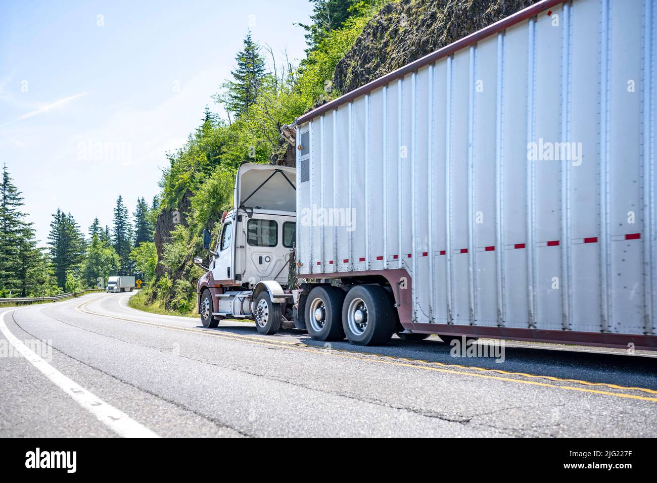 Zwei leistungsstarke Sattelschlepper mit großen Rigs transportieren ...