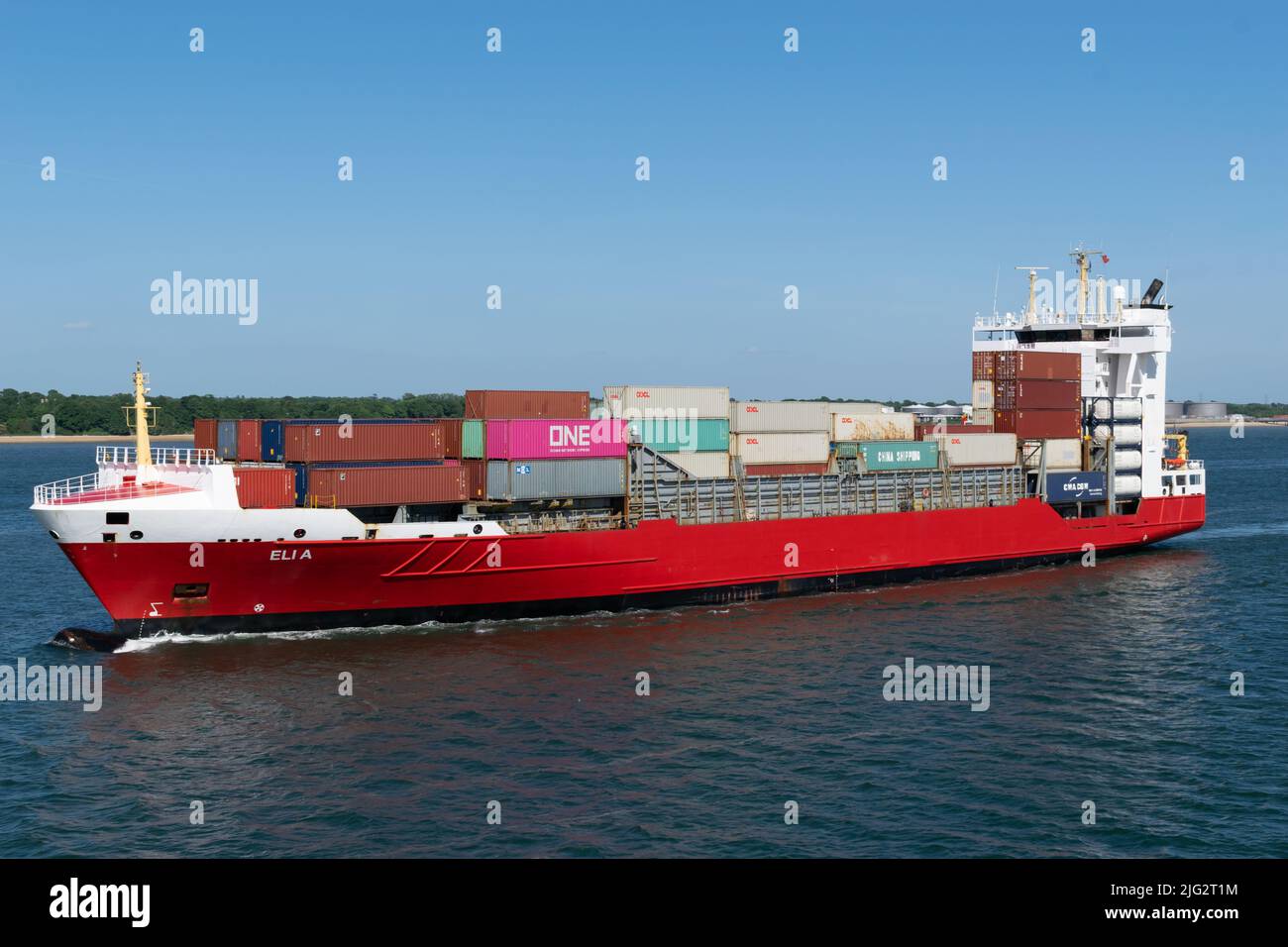 ELI Ein Containerschiff, das im Solent mit einem rosa Container von ...