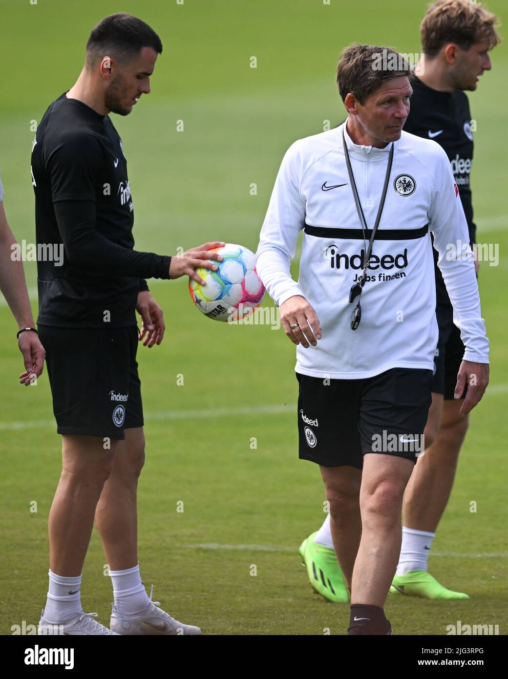 07. Juli 2022, Hessen, Frankfurt/Main: Filip Kostic (l) steht neben ...