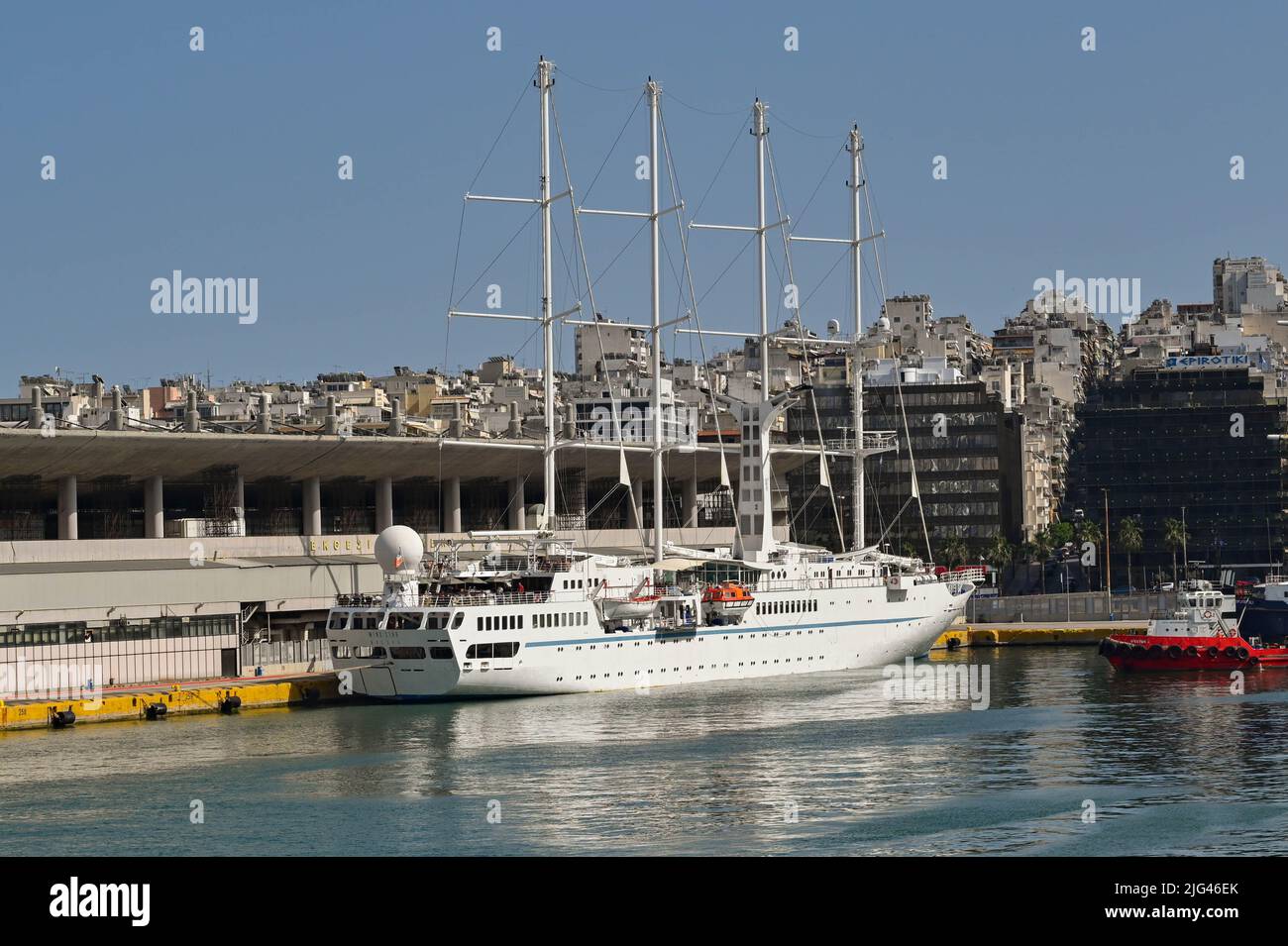 Athen, Griechenland - 2022. Mai: Das Segelschiff Wind Star, das um die ...
