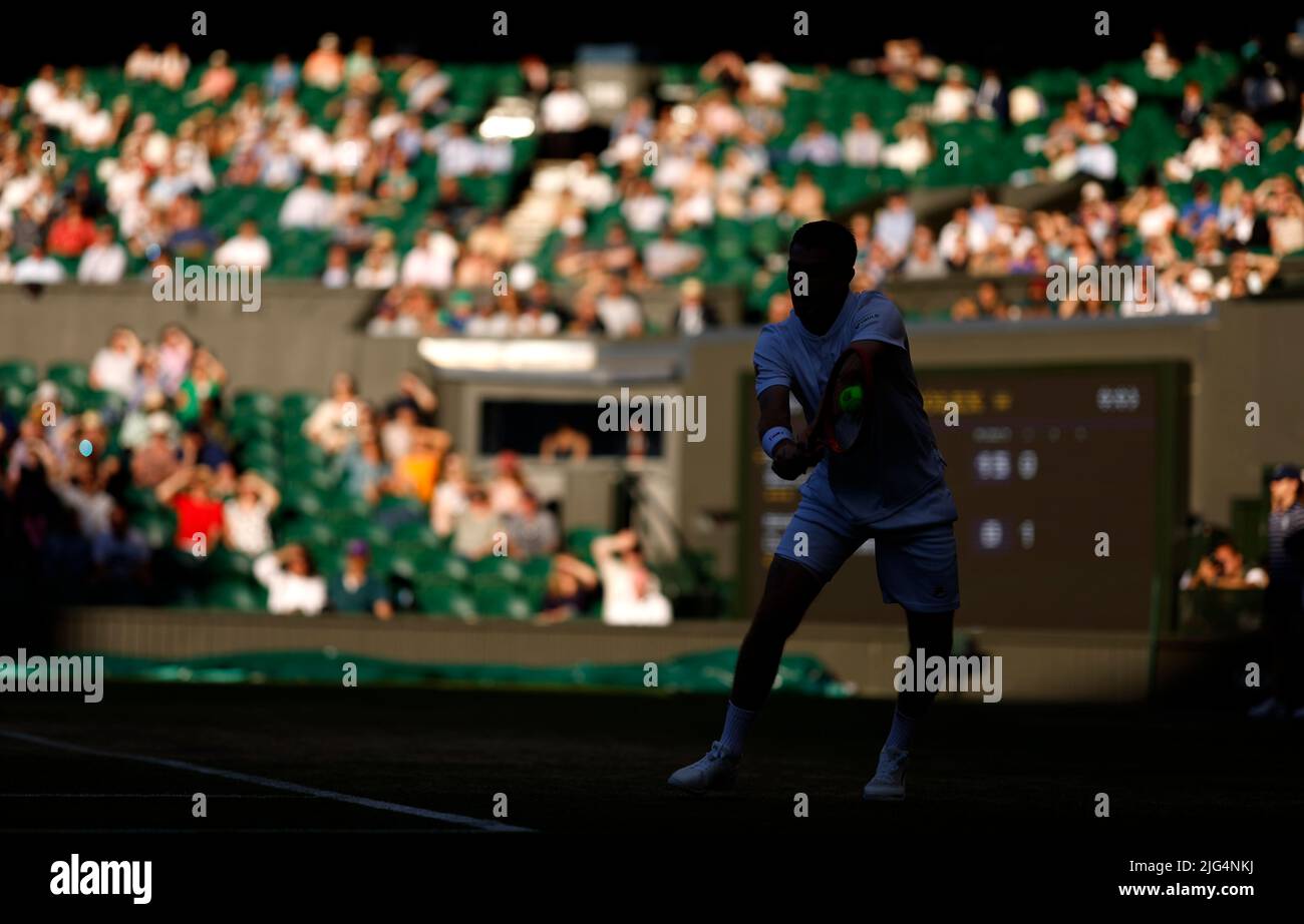 Eine Silhouette von Neal Skupski in Aktion mit Teamkollege Desirae ...