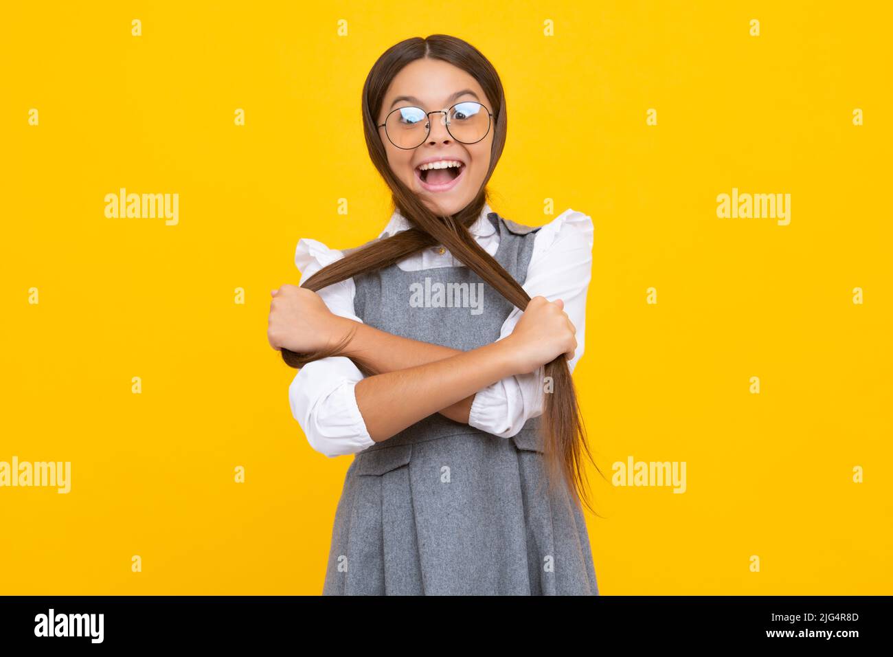 Studio-Aufnahme des emotionalen liebenswerten kleinen Mädchens ...