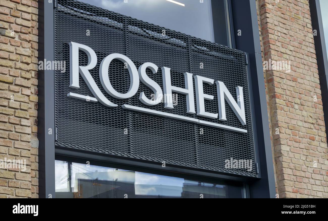 Süßwaren Schokoladenfabrik Roshen in Kiew. Emblem der Firma Roshen. Das ...