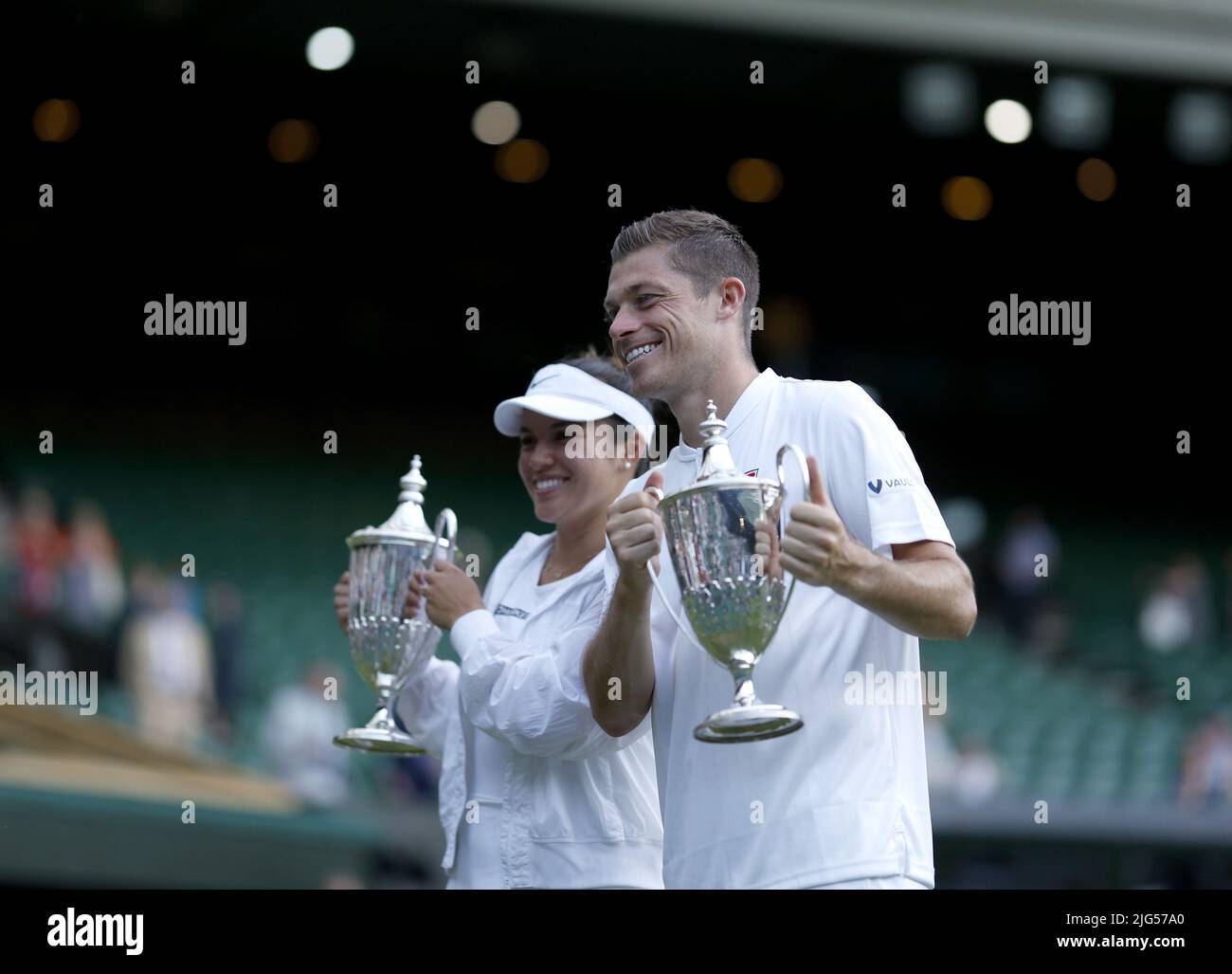 Neal Skupski und Desirae Krawczyk feiern mit ihren Trophäen, nachdem ...