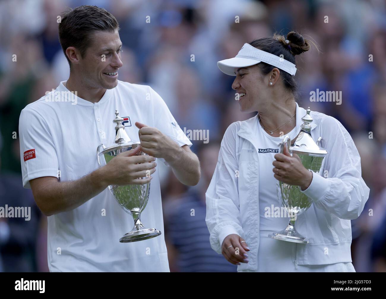 Neal Skupski und Desirae Krawczyk feiern mit ihren Trophäen, nachdem ...