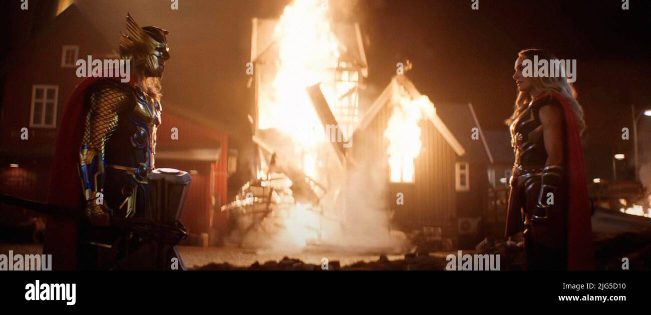 THOR: LIEBE UND DONNER, von links: Chris Hemsworth als Thor, Natalie ...