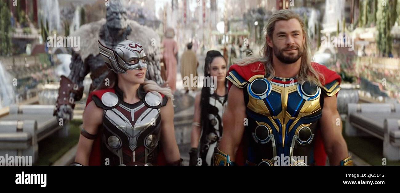 THOR: LIEBE UND DONNER, von links: Natalie Portman als Mighty Thor ...