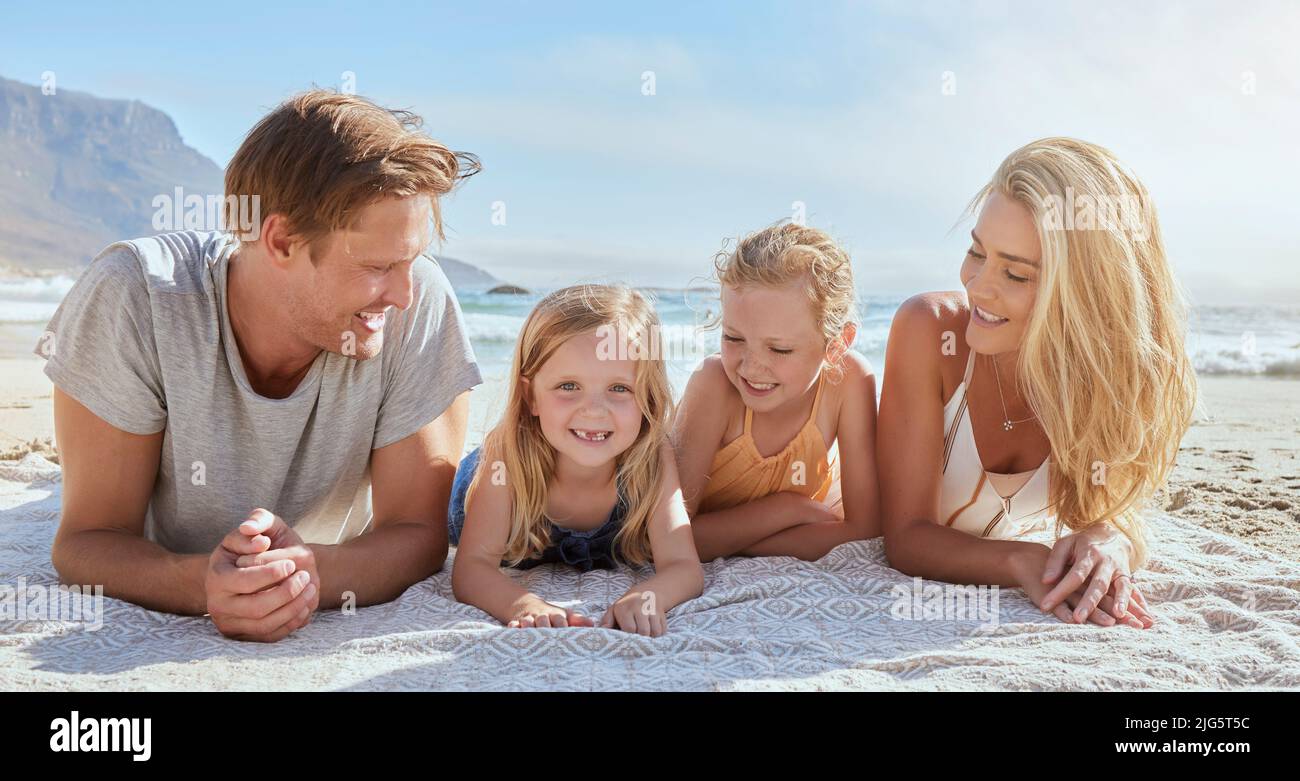 Porträt Einer Unbeschwerten Familie Die Sich Entspannt Und Am Strand