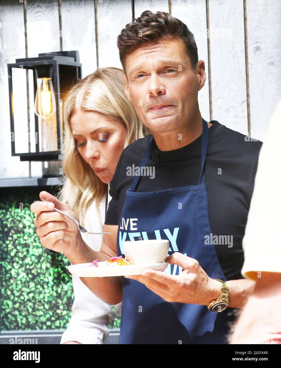 Kelly Ripa, Ryan Seacrest kochen live mit Kelly & Ryan in Live ...