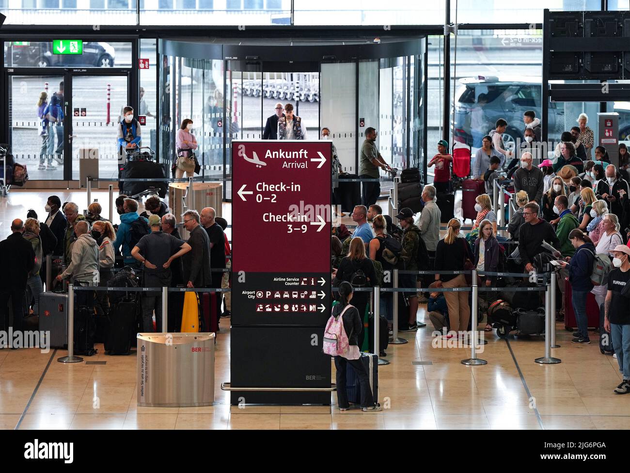 08. Juli 2022, Berlin, Schönefeld: Reisende warten am Flughafen „Willy ...