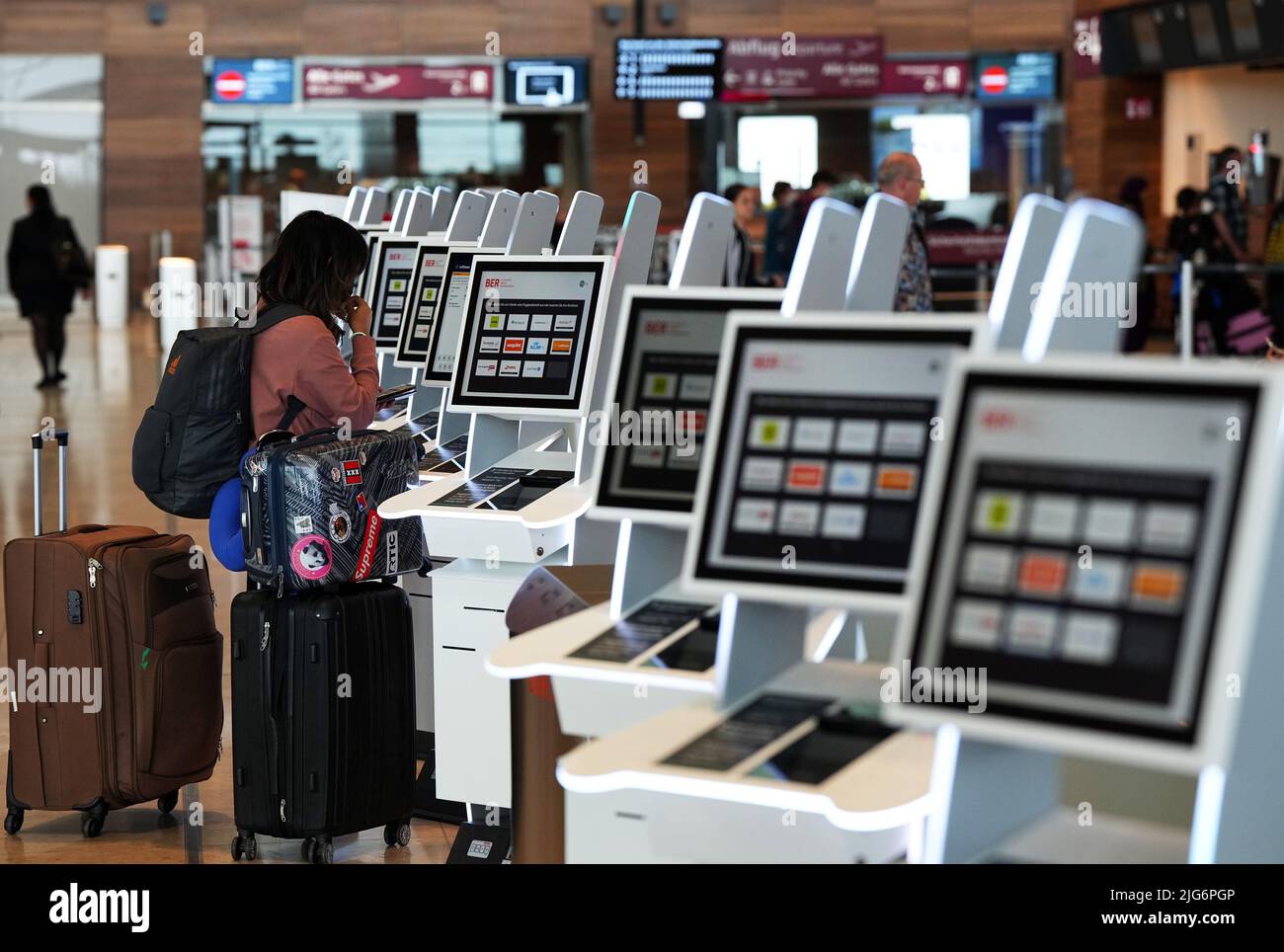 08. Juli 2022, Berlin, Schönefeld: Eine junge Frau nutzt einen der ...