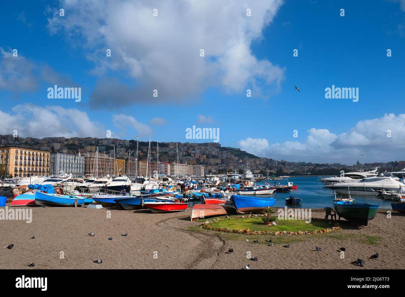 Neapel, Italien - 2. November 2021. Stadtlandschaft mit Booten und ...