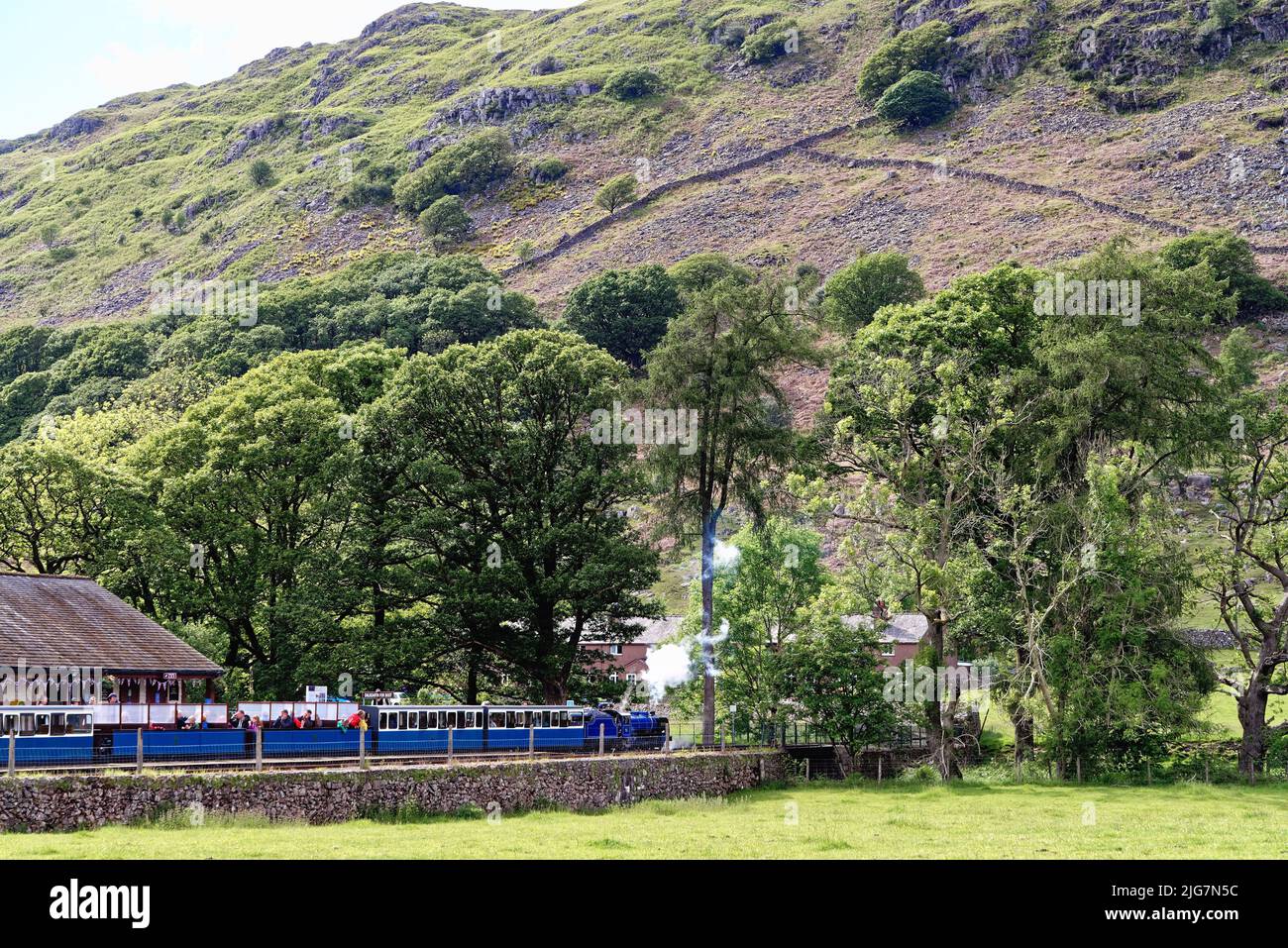 Ein Dampfzug der Ravenglass und Eskdale Heritage Railway am Bahnhof ...