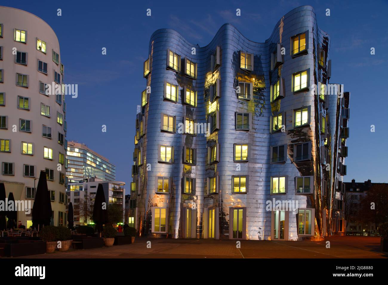 Neuer zollhof frank gehry -Fotos und -Bildmaterial in hoher Auflösung ...