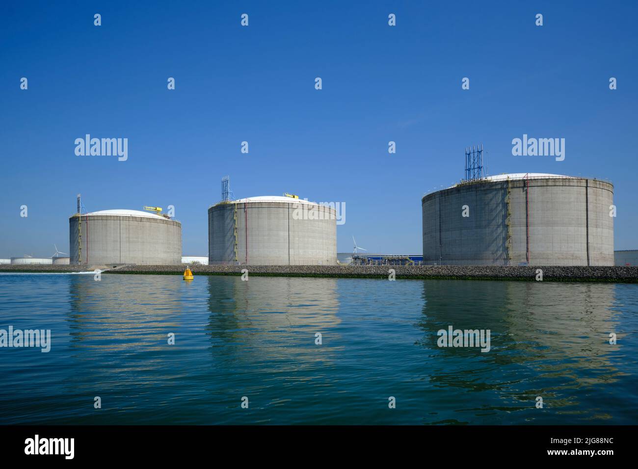 ROTTERDAM / NIEDERLANDE - Industrietagesschuss von Fabriken, Raffinerien, Lagern, Kränen im LNG ...