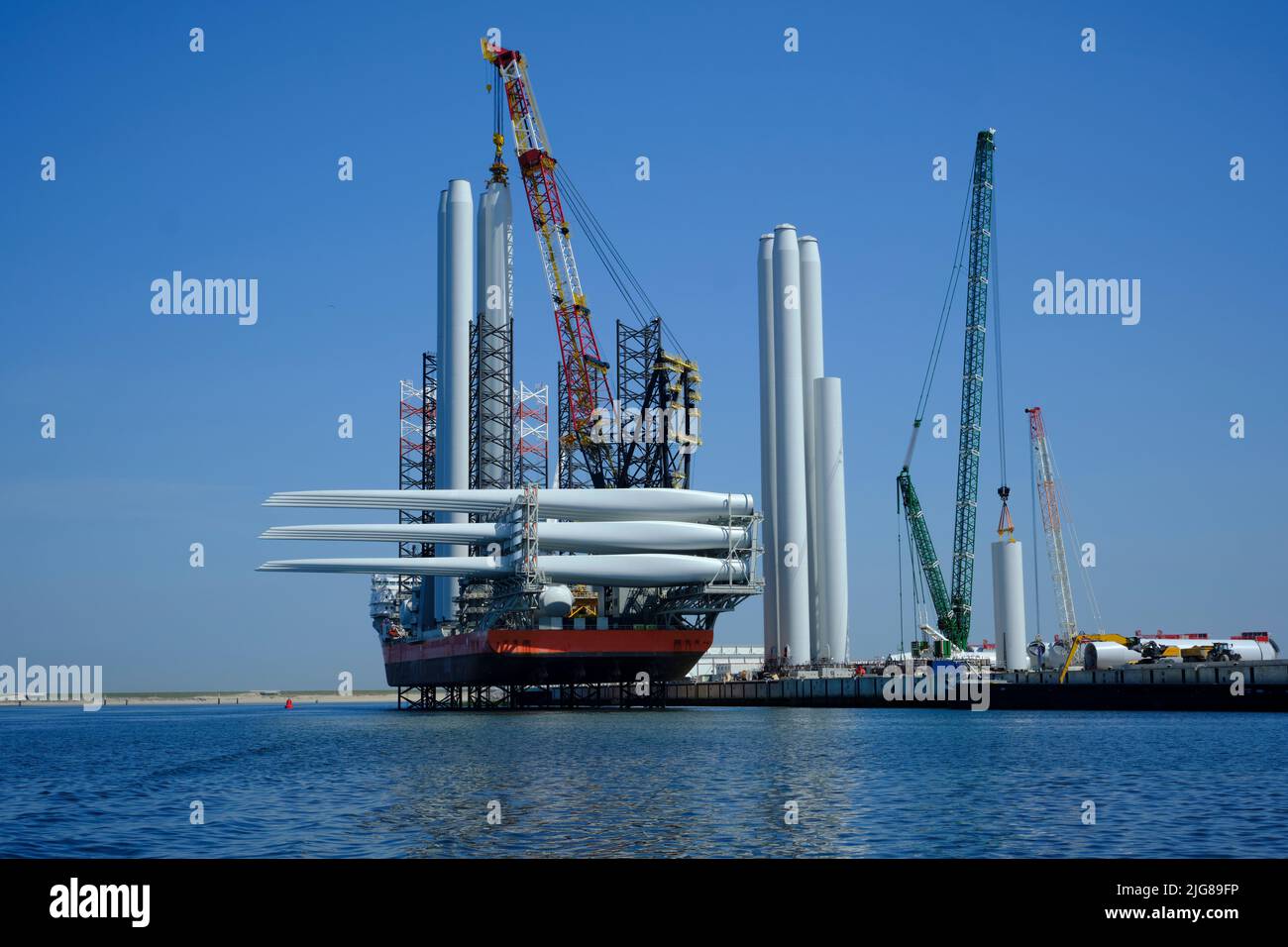 Ein großes Offshore-Schiff mit Kran und Hubschrauberlandeplatz ist im ...
