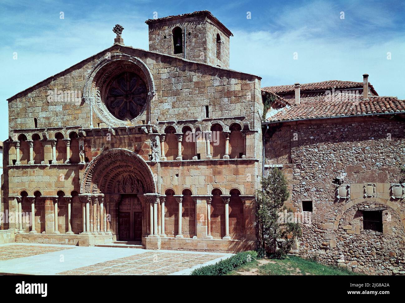 FACHADA DE LA IGLESIA DE SANTO DOMINGO - SIGLO XII - ROMANICO ESPAÑOL ...