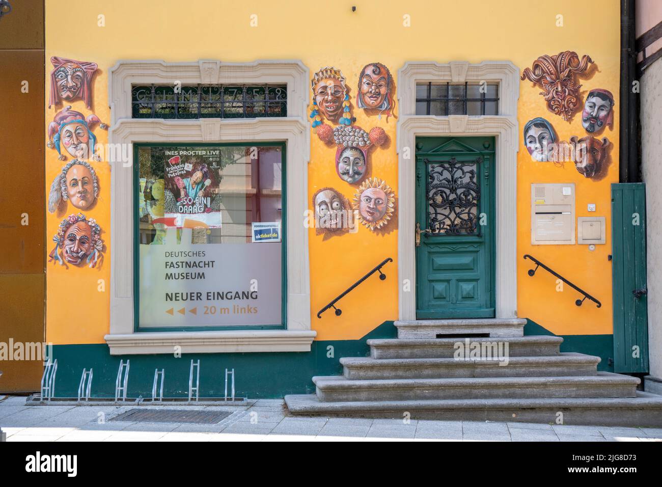 Die historische Altstadt von Kitzingen am Main in Unterfranken mit dem ...