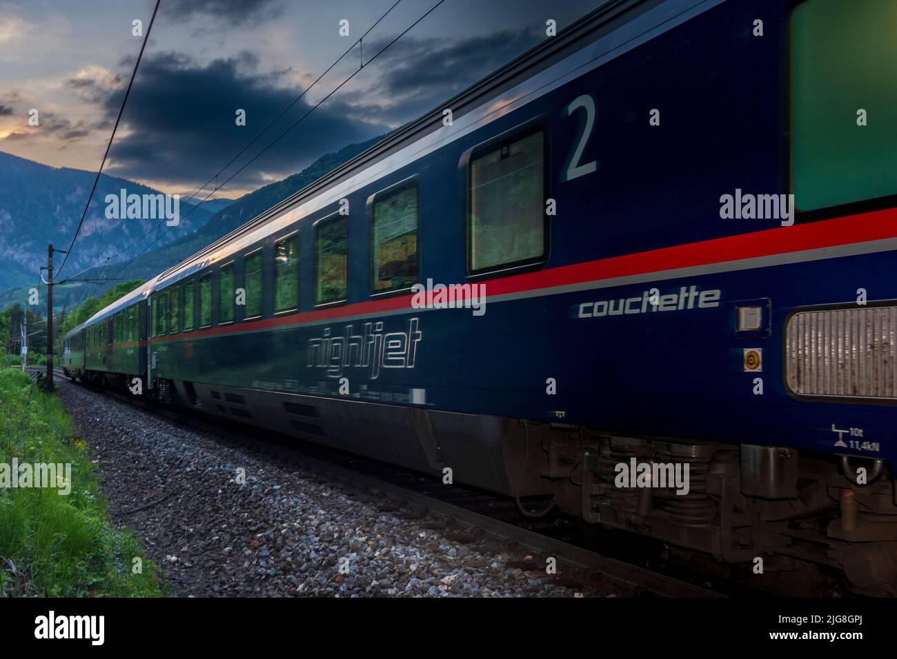Payerbach, Semmeringbahn, Nachtjet-Zug von ÖBB, Gleise bei Küb ...