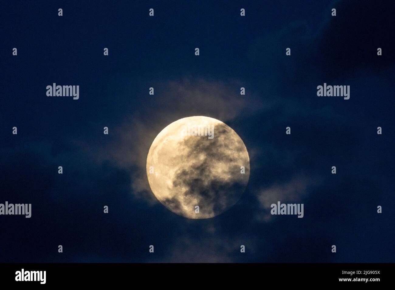 Mond mit wolken -Fotos und -Bildmaterial in hoher Auflösung – Alamy
