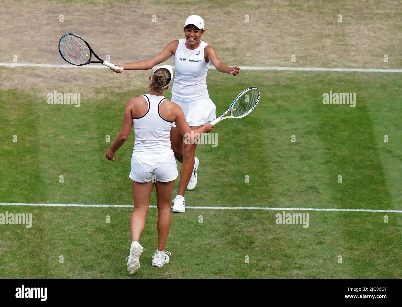 Elise Mertens (links) und Shuai Zhang (rechts) nach dem Sieg im ...