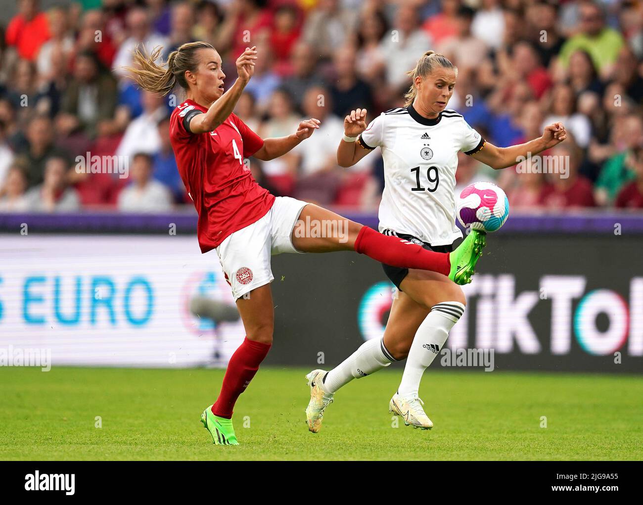 Die dänische Rikke Sevecke (links) und die deutsche Klara Buhl kämpfen ...