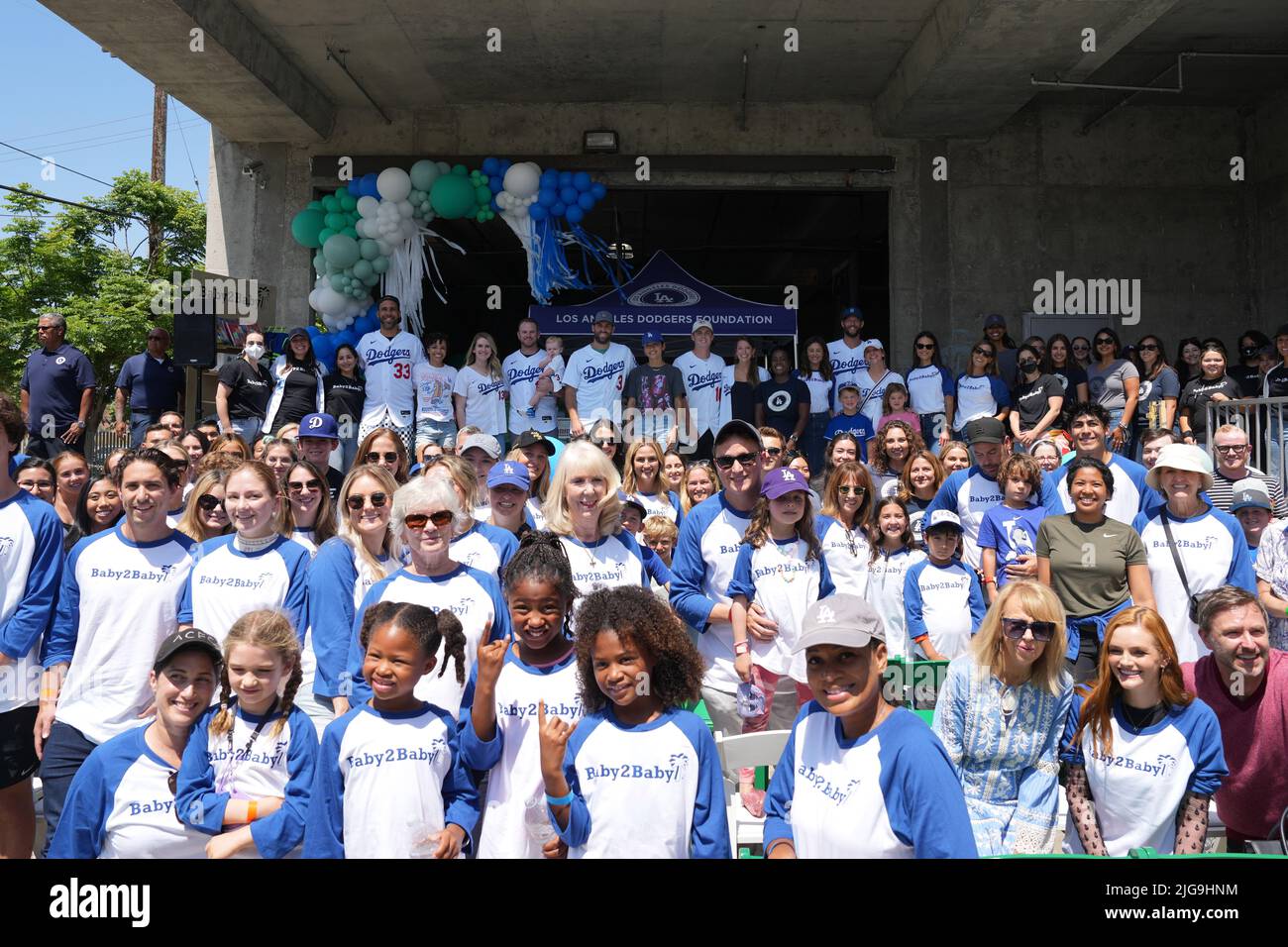 Die Spieler und Frauen der Los Angeles Dodgers posieren mit ...