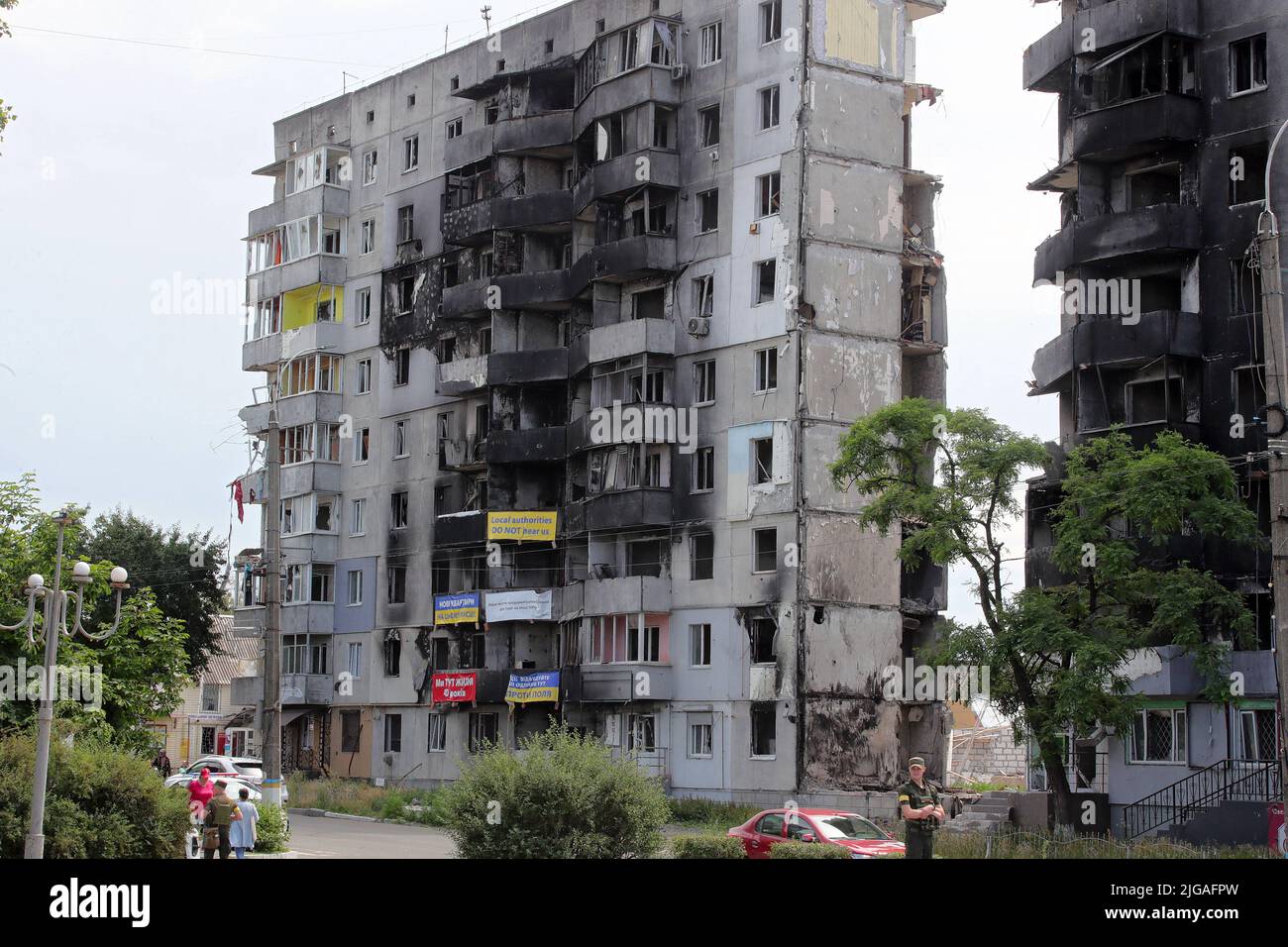 BORODIANKA, UKRAINE - 8. JULI 2022 - Wohnblöcke, die durch den Beschuss ...