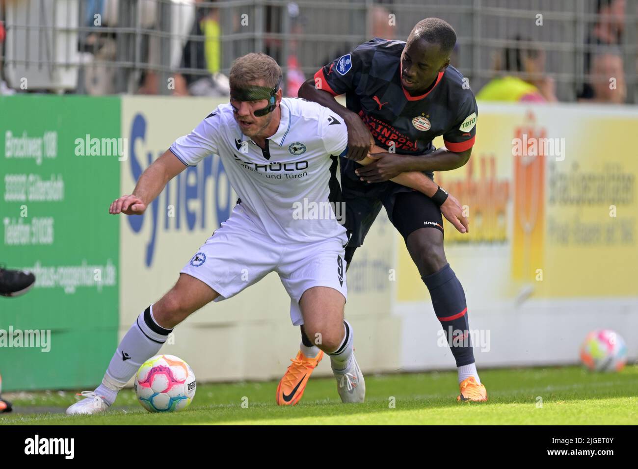 GÜTERSLOH - (lr) Fabian Klos von Arminia Bielefeld, Jordan Teze von PSV ...