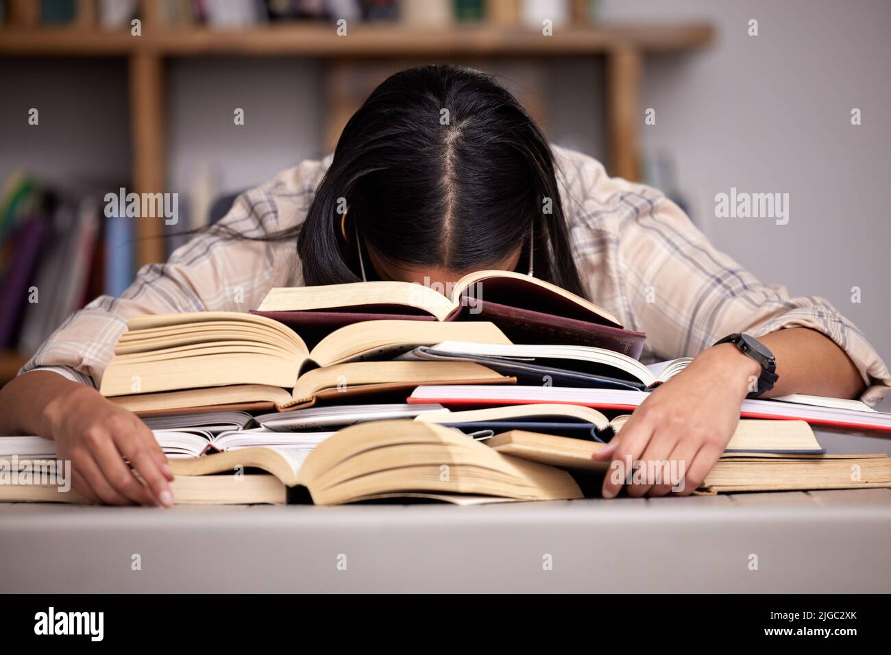 So viel zu studieren. Eine nicht erkennbare junge Studentin, die ... So viel zu studieren. Eine nicht erkennbare junge Studentin, die ...