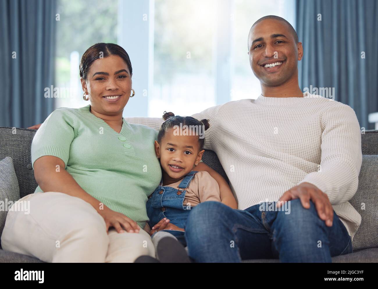 Eine glückliche Familie ist das wahre Glück. Ein entzückendes kleines ... Eine glückliche Familie ist das wahre Glück. Ein entzückendes kleines ...