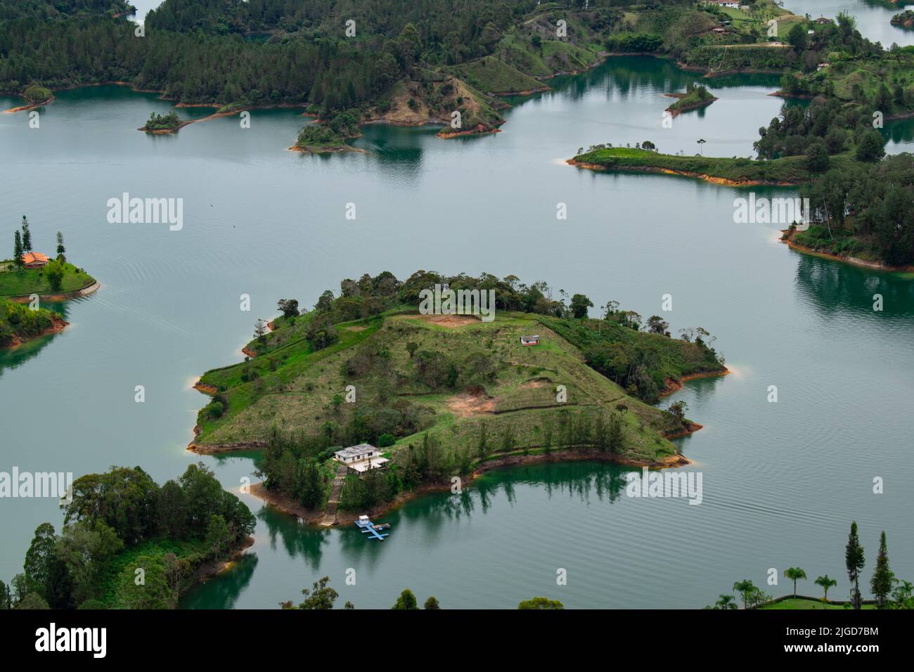 Panoramablick auf einen see mit insel in der mitte -Fotos und ...