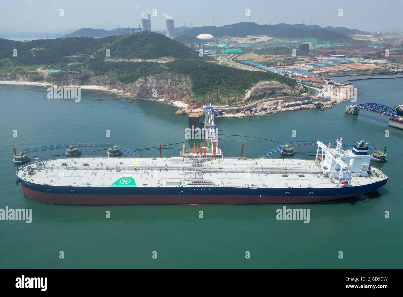 YANTAI, CHINA - 8. JULI 2022 - Ein Tanker entlädt Öl über eine Pipeline ...