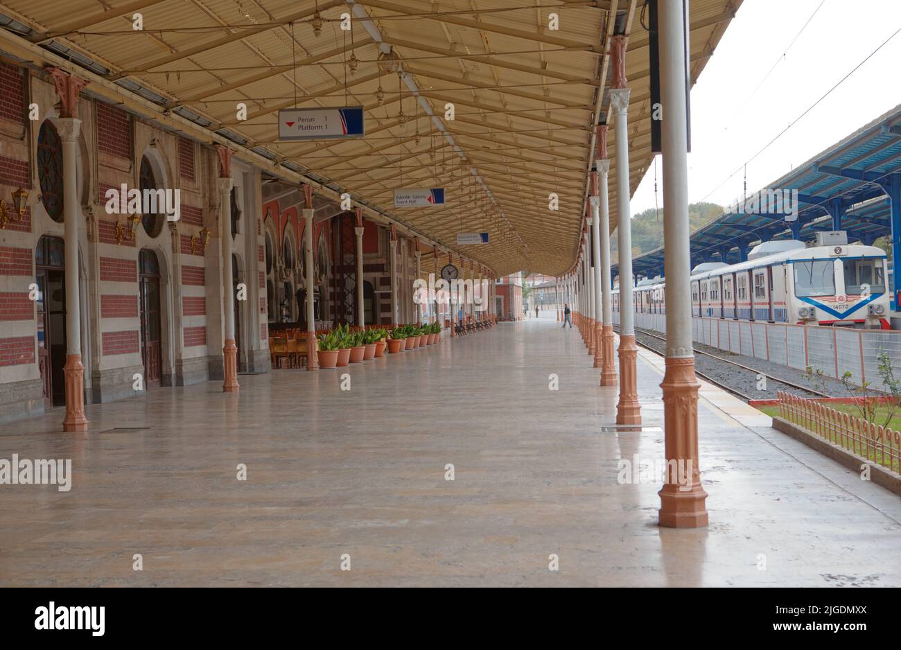 Menschen auf dem Bahnsteig des Bahnhofs Sirkeci in Istanbul, Türkei. Dieser Terminal Bahnhof ...