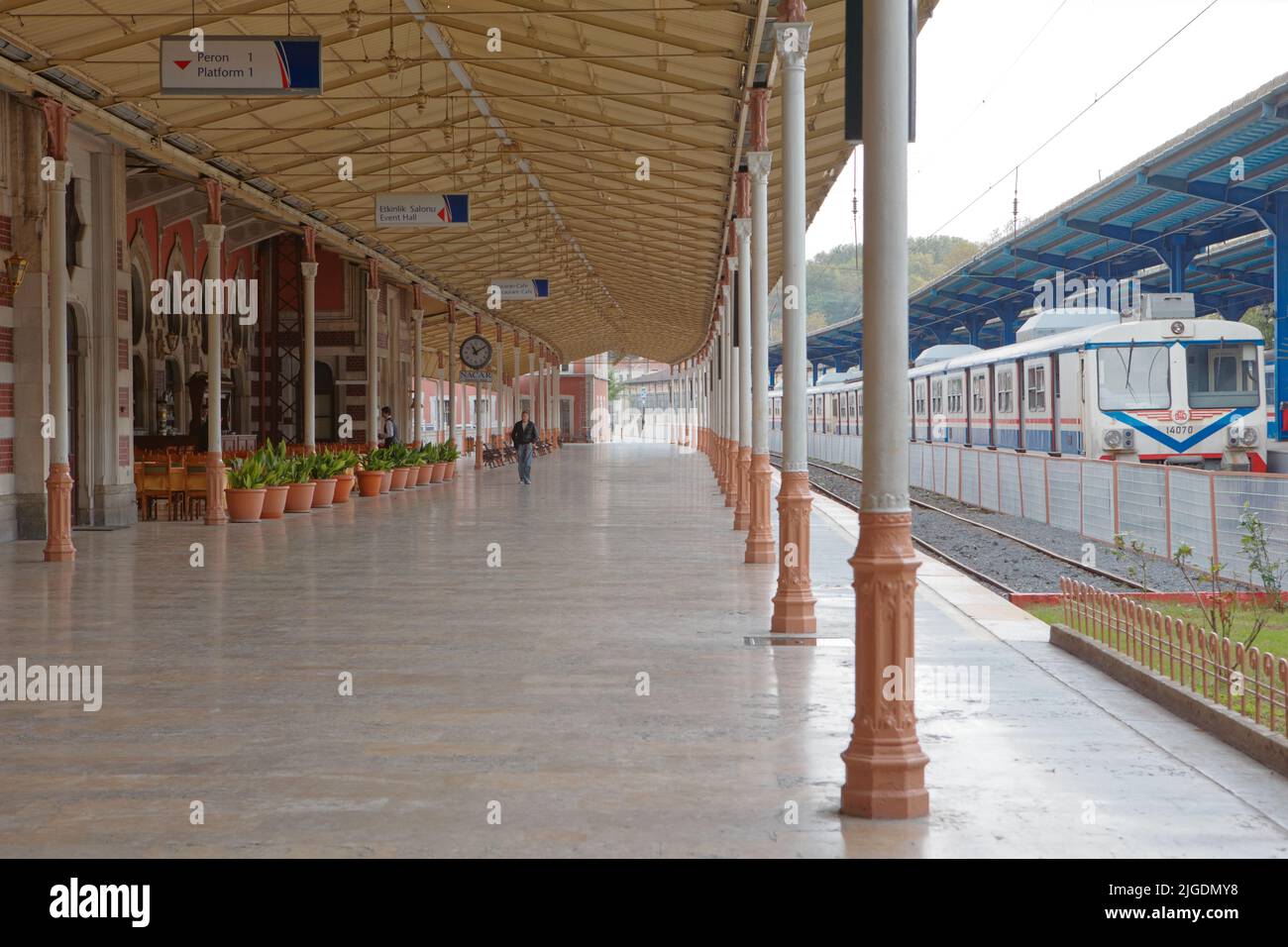 Menschen auf dem Bahnsteig des Bahnhofs Sirkeci in Istanbul, Türkei. Dieser Terminal Bahnhof ...