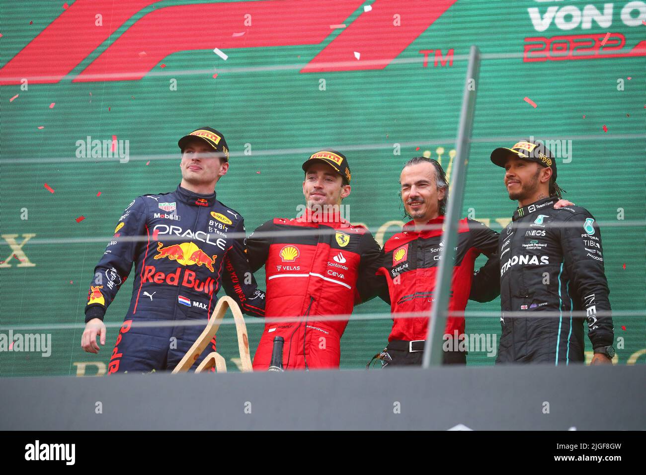 Charles Leclerc; Max Verstappen; Lewis Hamilton und Laurent Mekies für Ferrari beim ...