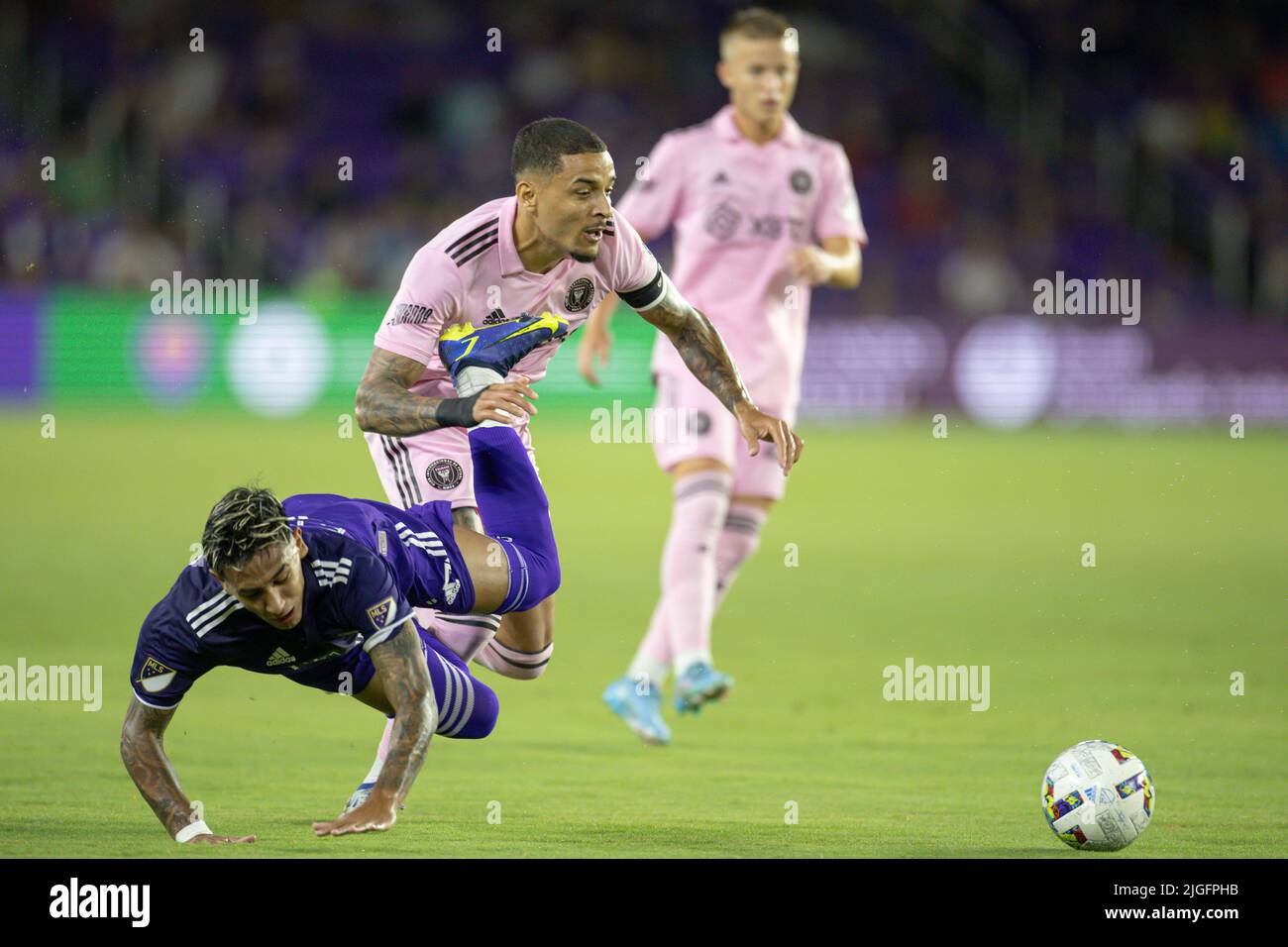 Orlando, FL: Orlando City Forward Facundo Torres (17) dribbelt den Ball ...