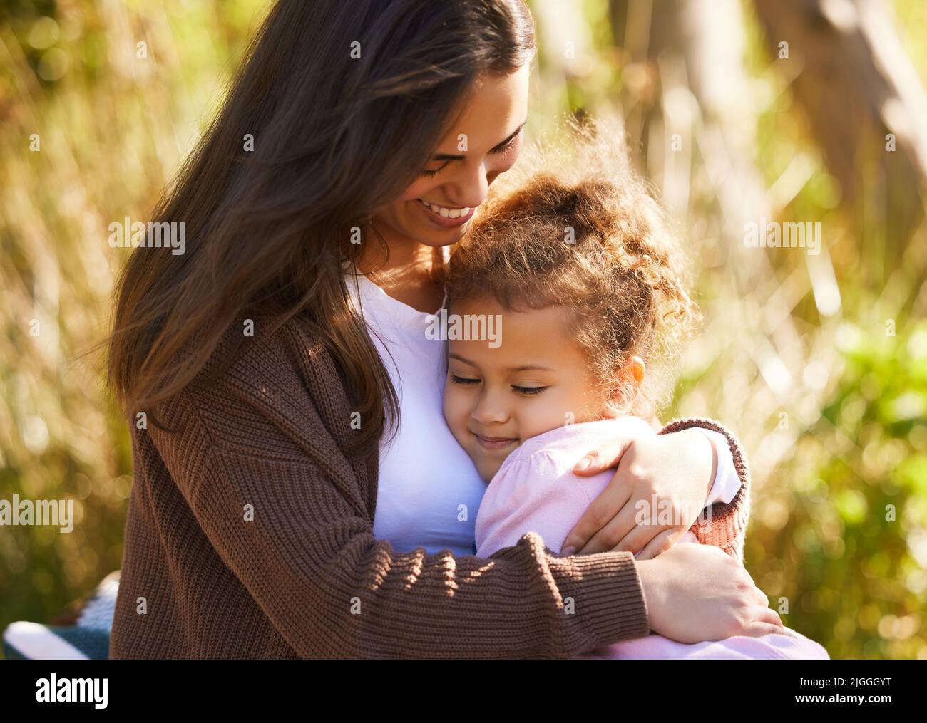 Ich liebe dich. eine attraktive junge Frau und ihre Tochter teilen sich einen intimen Moment ...