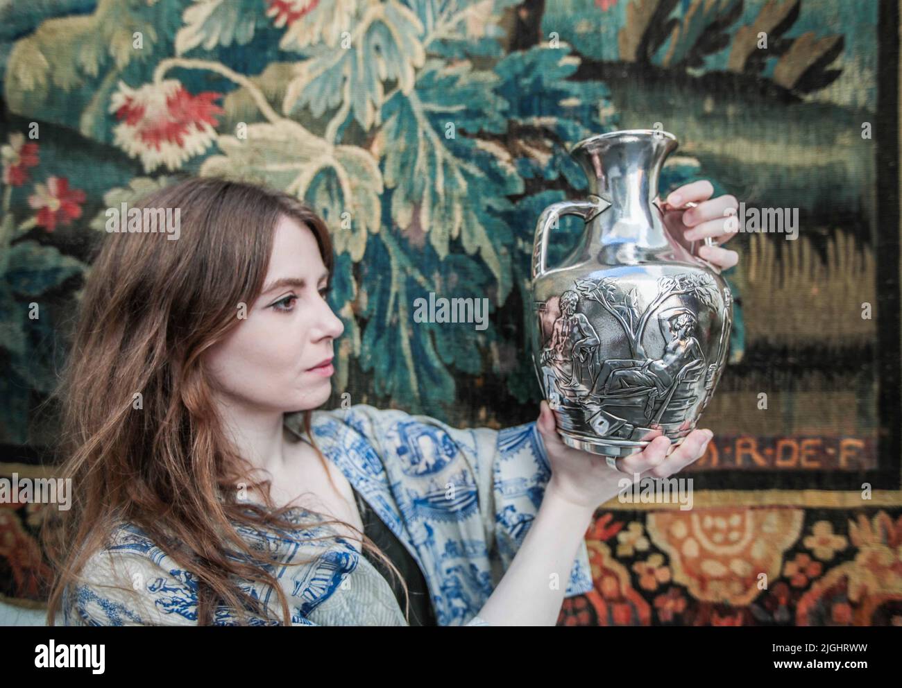 London 11 July 2022 Eine Silberkopie der Portland Vase Charles Rily ...