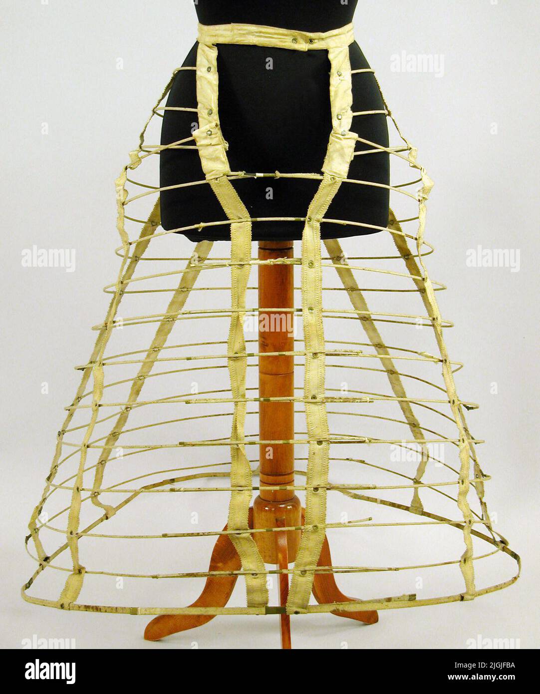 Krinolin Krinolin besteht aus 15 textilen flachen Metallringen, die mit ...