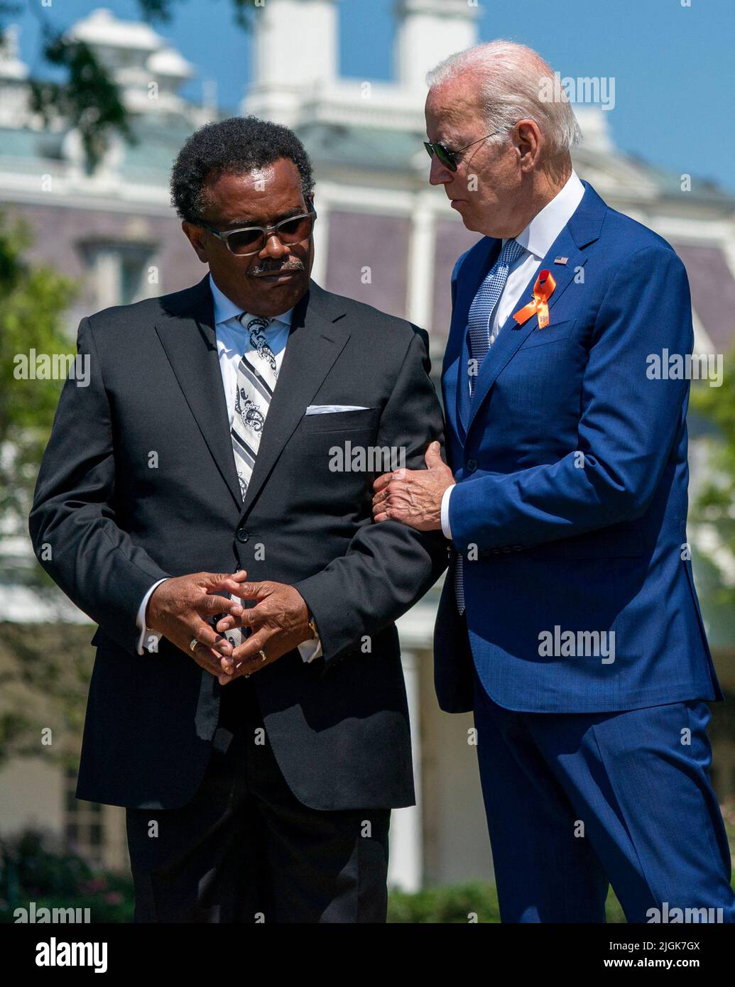 US-Präsident Joe Biden spricht mit Garnell Whitfield, Jr., Sohn des ...